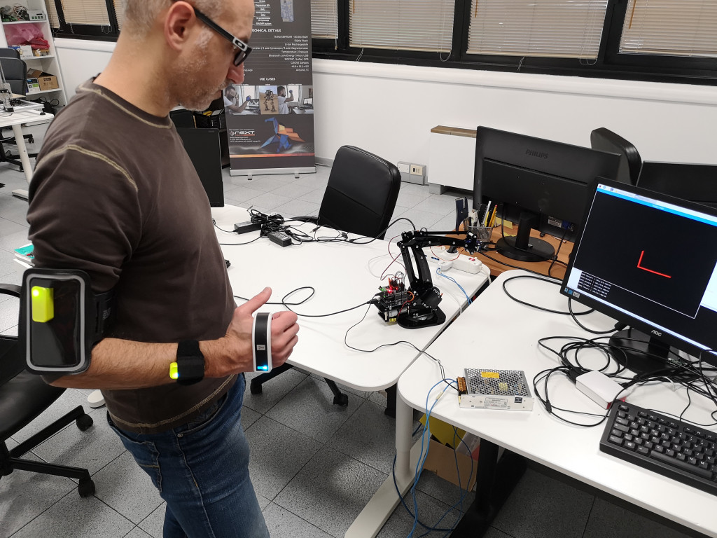 Arduino Robot Arm Follow Your Movement with Tactigon | Raspberry Pi ...