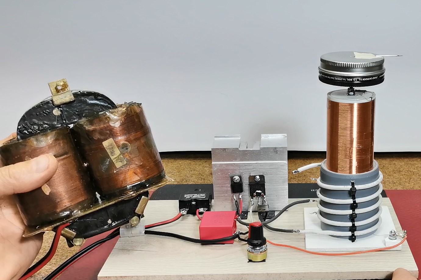 Single Mosfet Mini SSTC Tesla coil with 10 + cm Spark | Arduino | Maker Pro