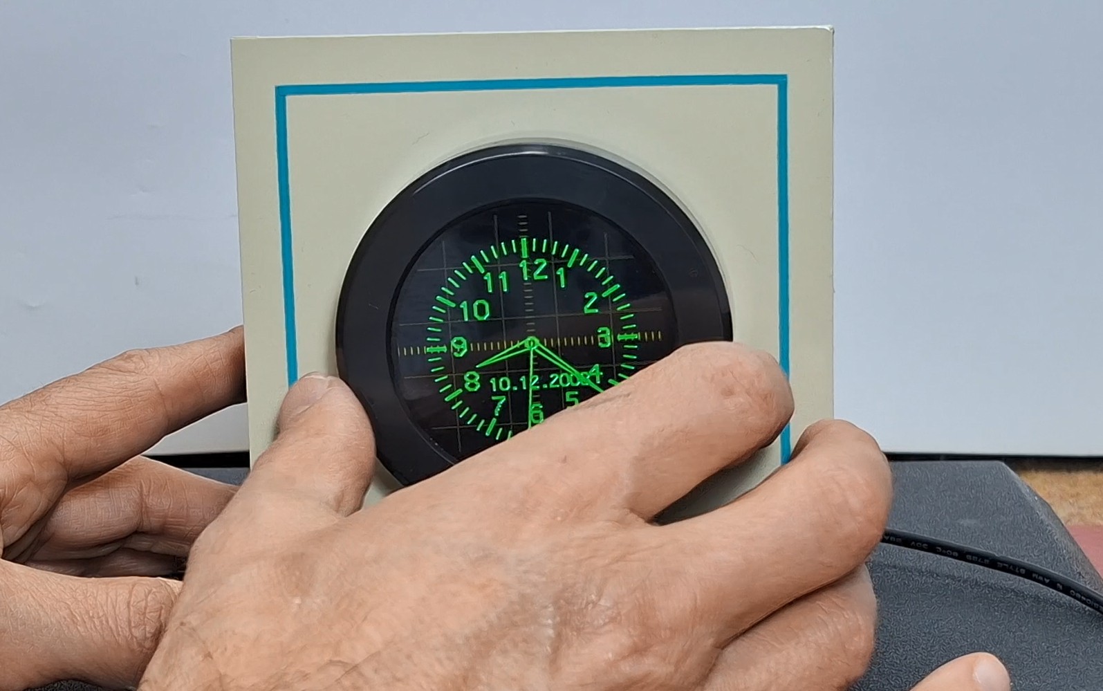 Oscilloscope Clock Simulation on a Round ESP32 Display | Everything ESP ...