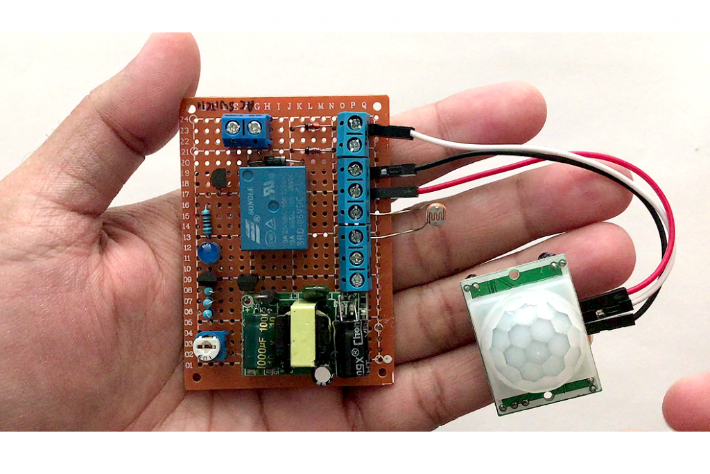 DIY - AUTOMATIC GARAGE LIGHT | Arduino | Maker Pro