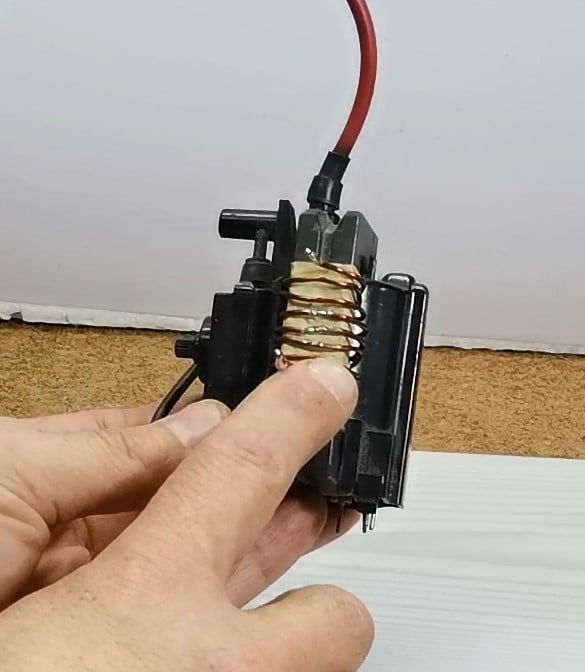 The simplest way to make a quality HV (High Voltage) source from a PC ...