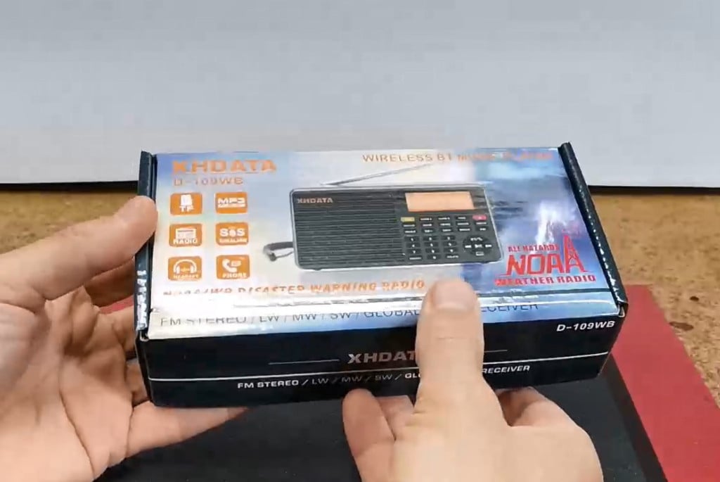 XHDATA D-109WB Radio Short Review with complete disassembly | Analog ...