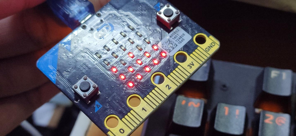 Build a Bluetooth Selfie Remote for Your Smartphone Using micro:bit ...