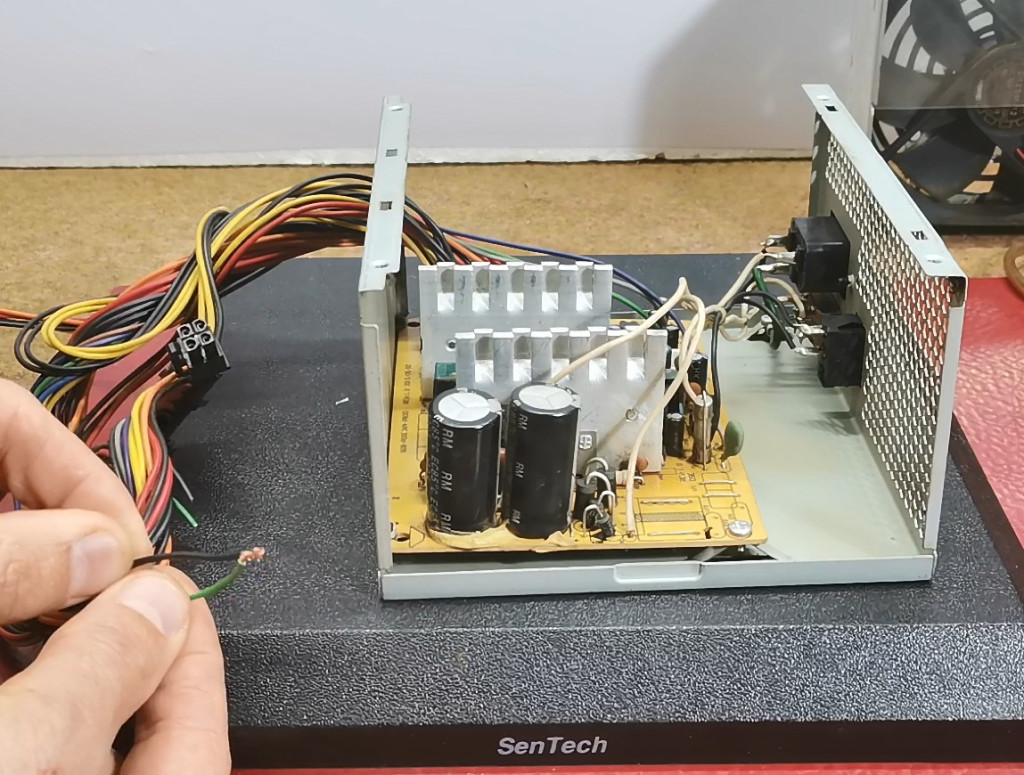 The simplest way to make a quality HV (High Voltage) source from a PC ...